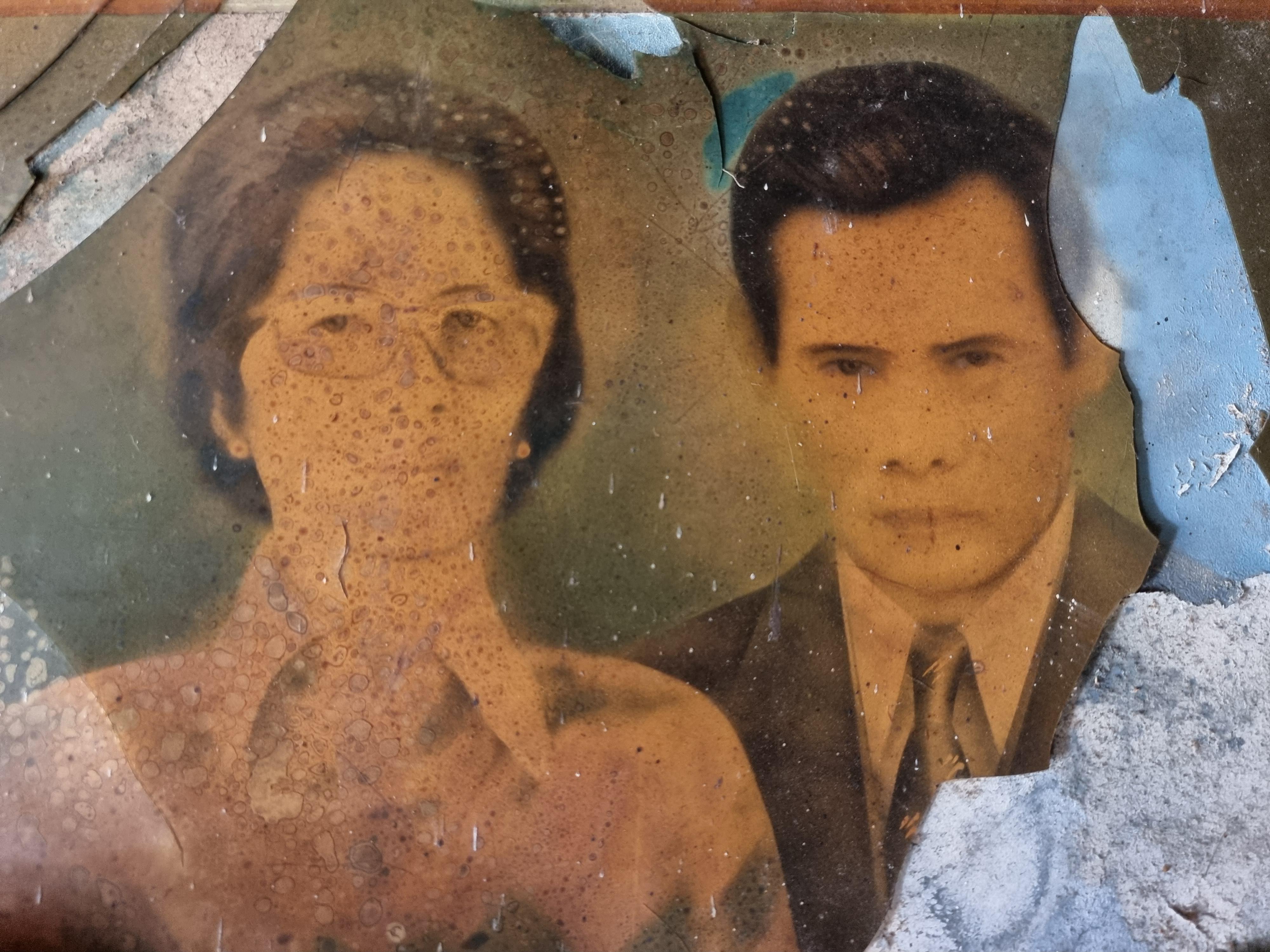 Hello, asking for help in restoring the photo of my grandparents. I will give tips. Thank you. I ...
