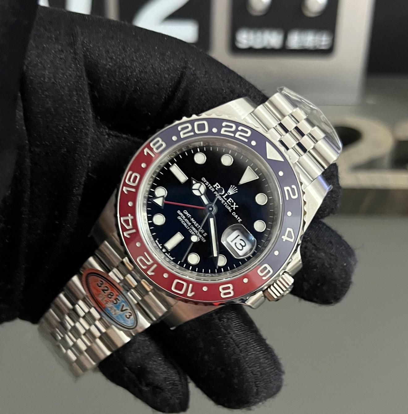 GMT Master II V3 | Scrolller