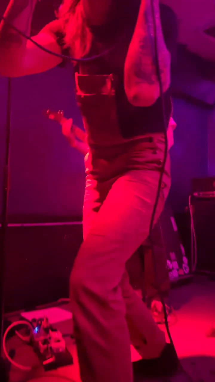 weirdos at shows | Scrolller