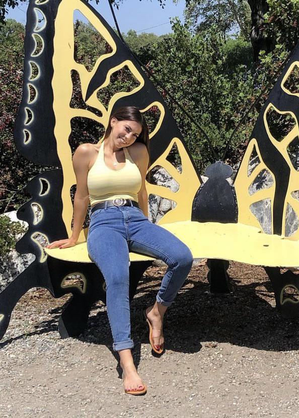 Busty in yellow | Scrolller