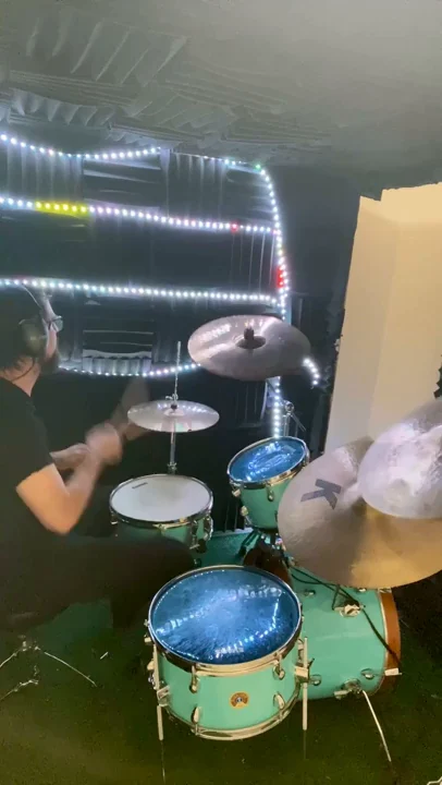 Improv drumming to Love on Top | Scrolller