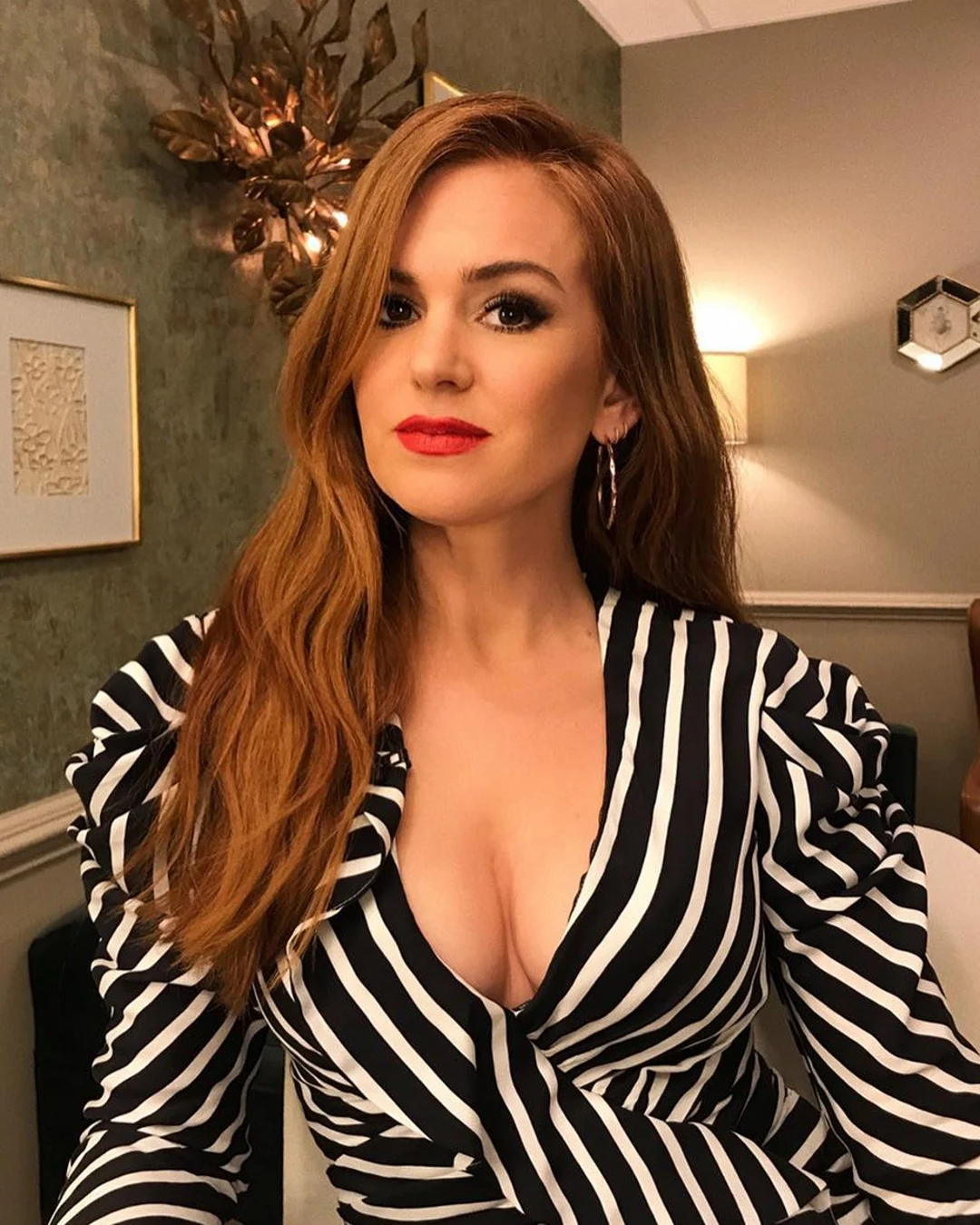 Isla Fisher | Scrolller