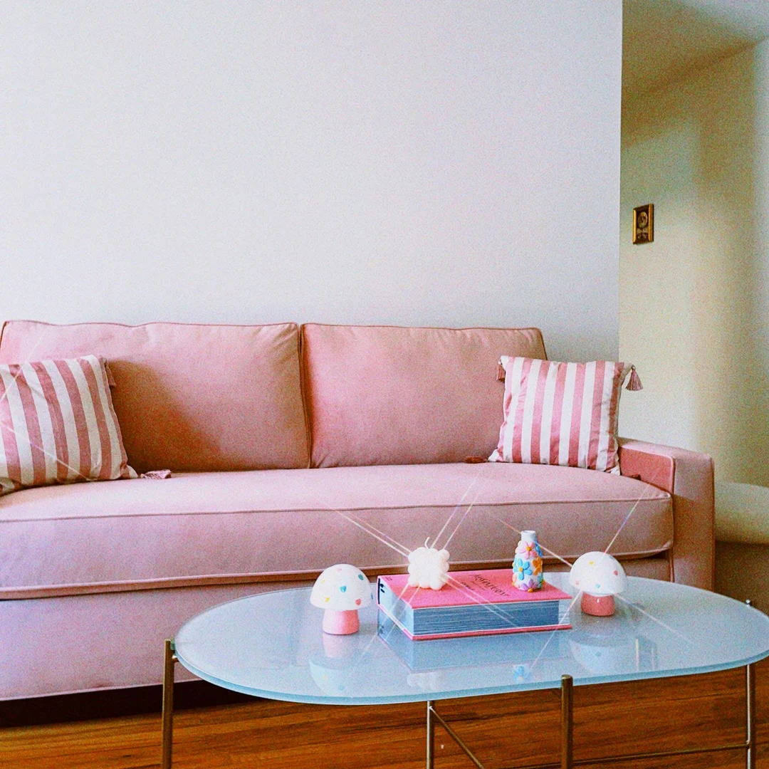 got a pink sofa and am 1 step closer to living in a Barbie dreamhouse 💘☺️ | Scrolller