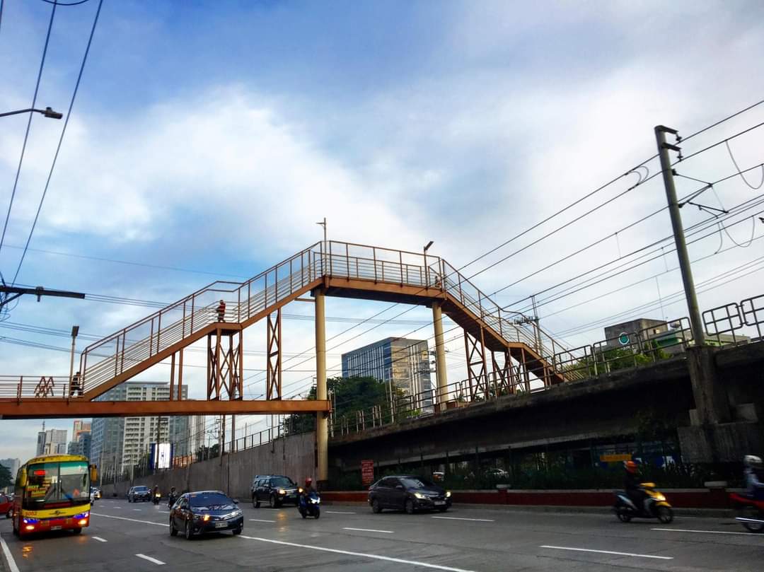 Pedestrian crossing, Manila | Scrolller