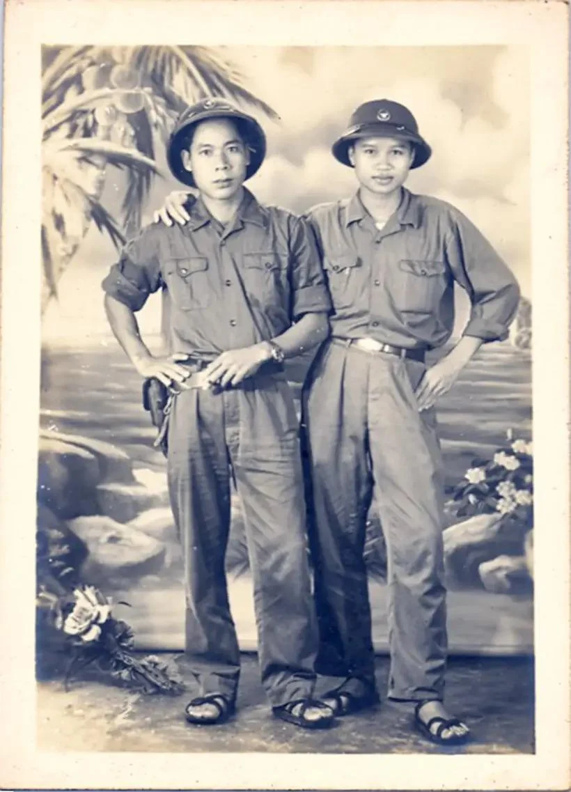 My father (right) 18yo and his comrade - 1975. | Scrolller