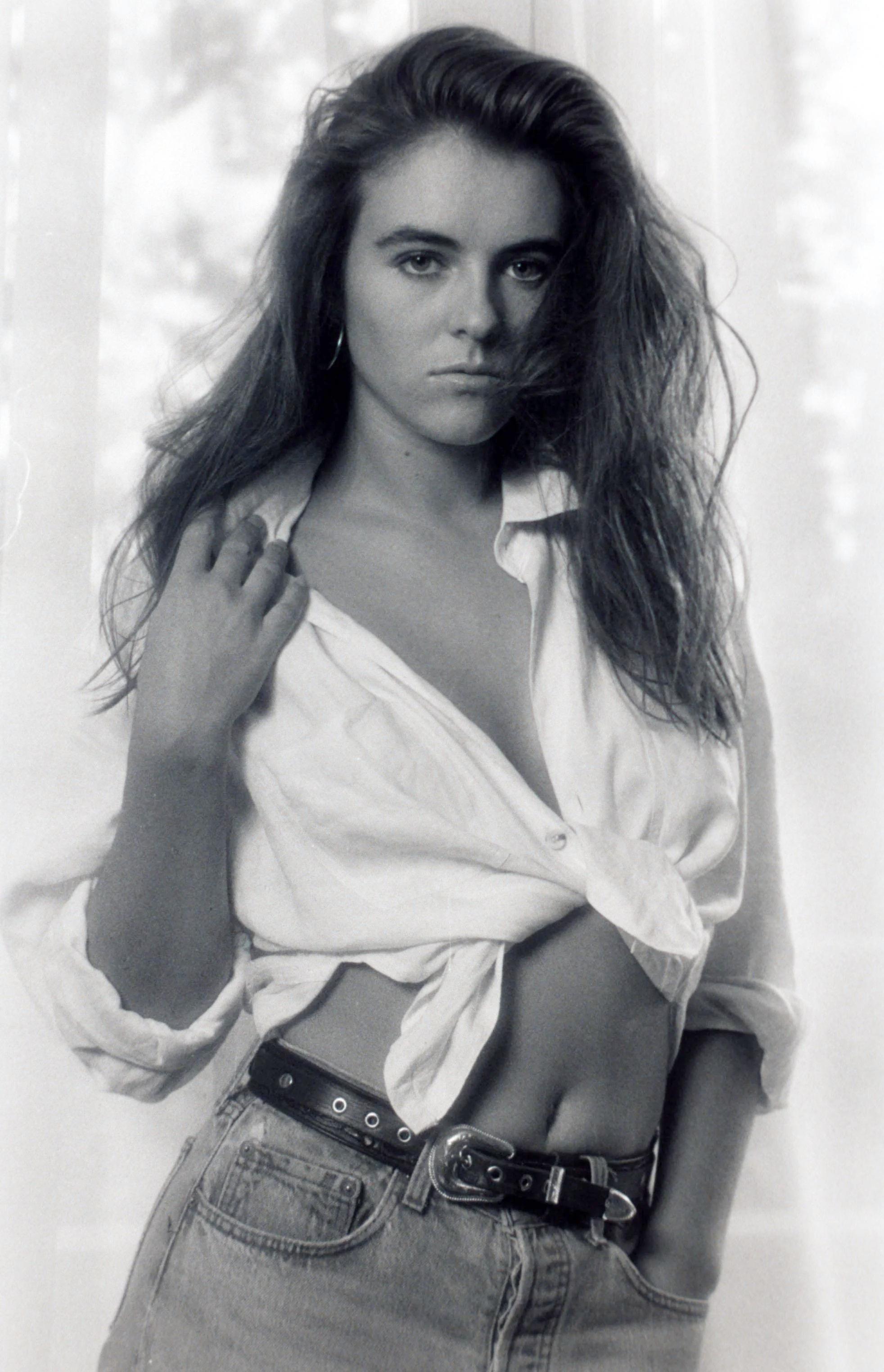 Elizabeth Hurley looking fierce 🇬🇧 Early 1990s | Scrolller