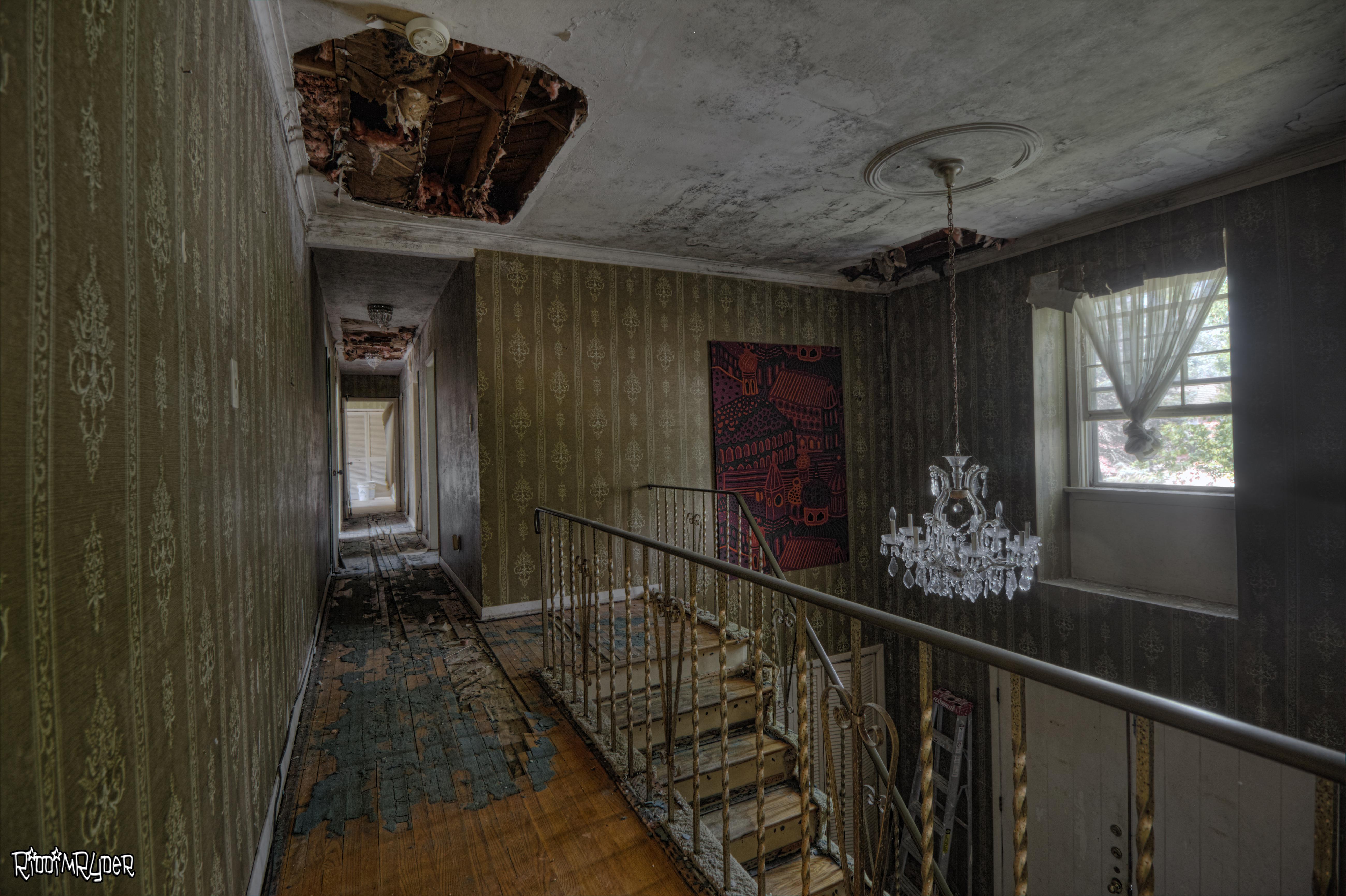 Corridor Inside an Abandoned Mansion in Toronto Ontario! [oc] | Scrolller