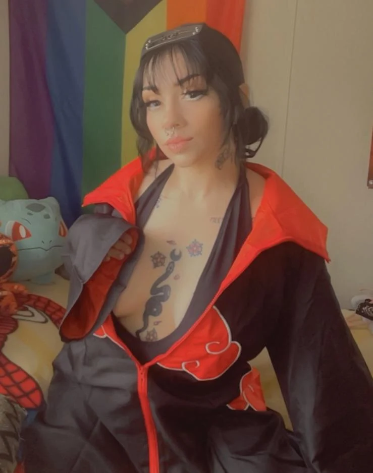 Genderbent Itachi Cosplay | Scrolller