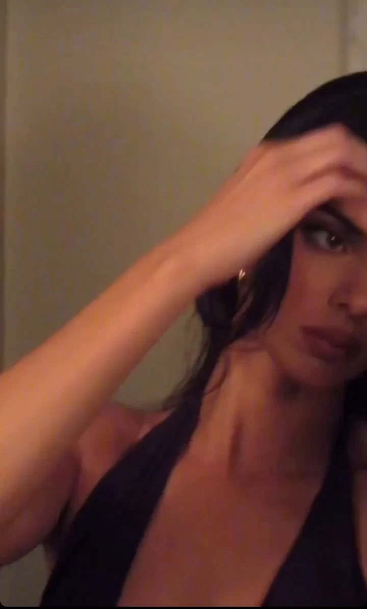 Kendall Jenner🥵 | Scrolller