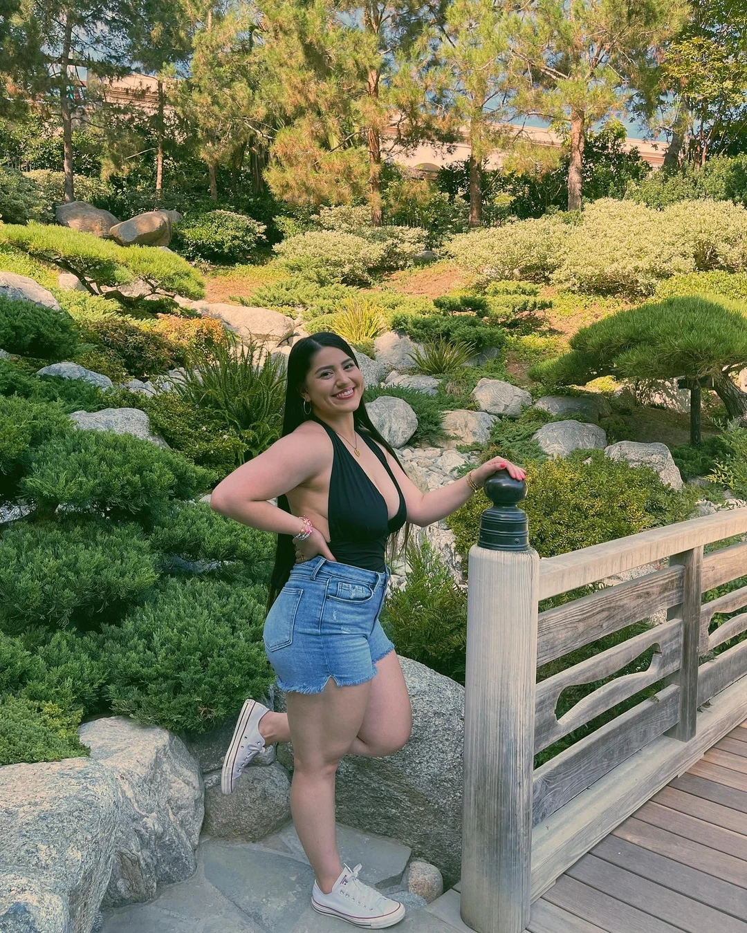 thic n busty | Scrolller