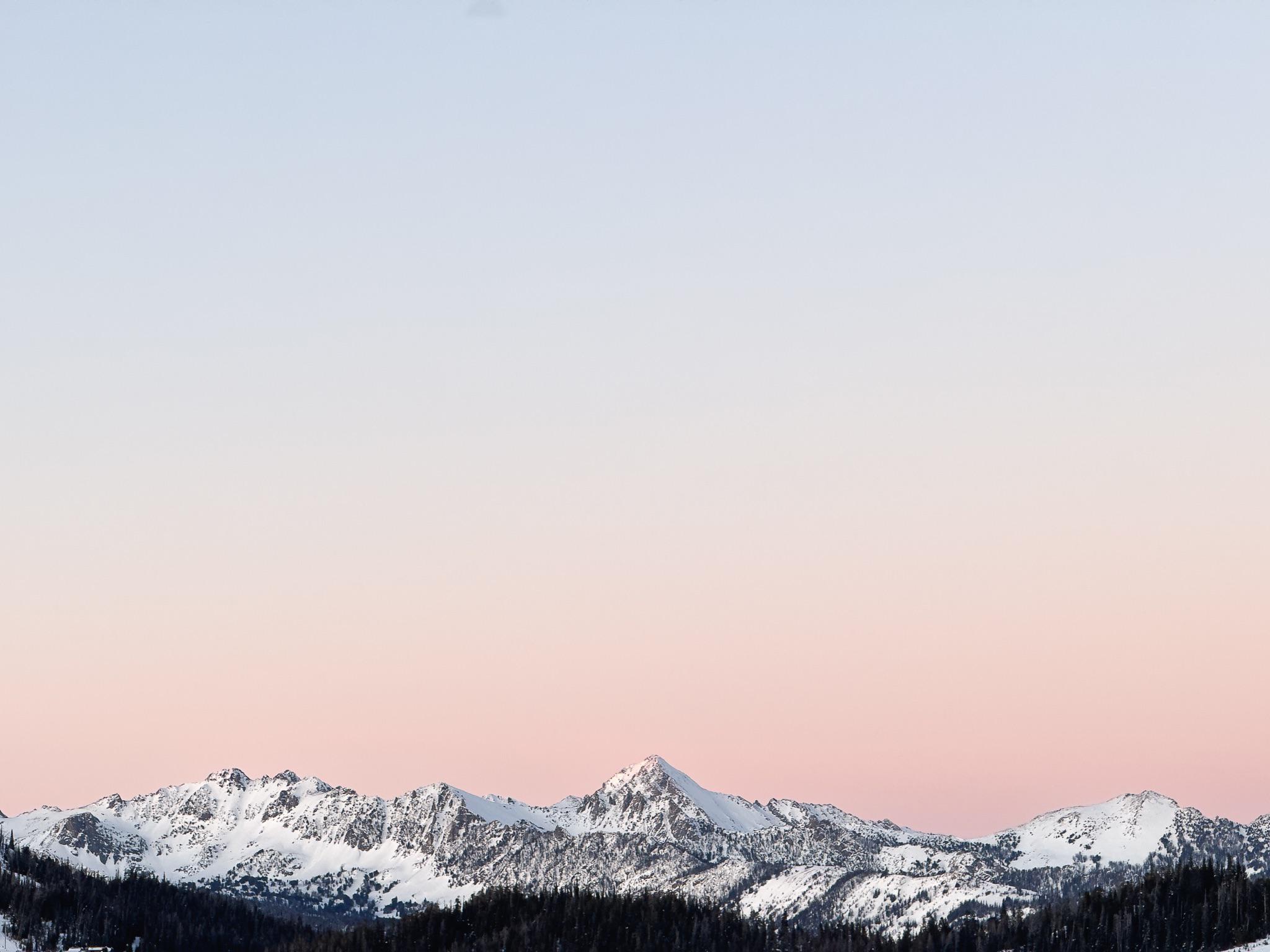 Peaks and a gradient | Scrolller