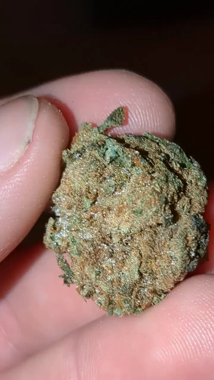 Extremely glittery weed, is this normal ? | Scrolller