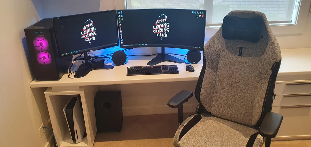 Finally completed the new setup with the #Secretlab chair | Scrolller