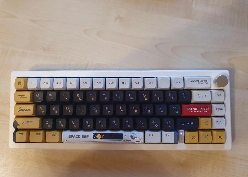 Anyone know the keycaps in this keyboard please? | Scrolller