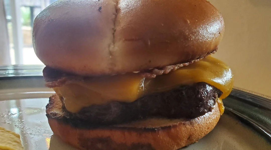 Bacon cheeseburger | Scrolller