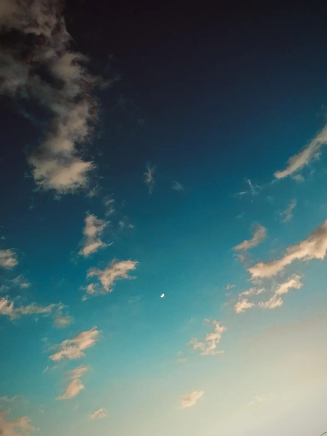 Gradient Moon | Scrolller