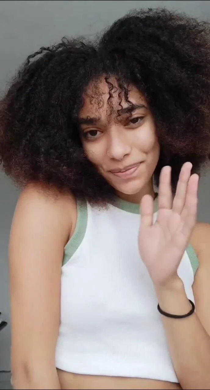 Crop tops and confidence go hand in hand | Scrolller