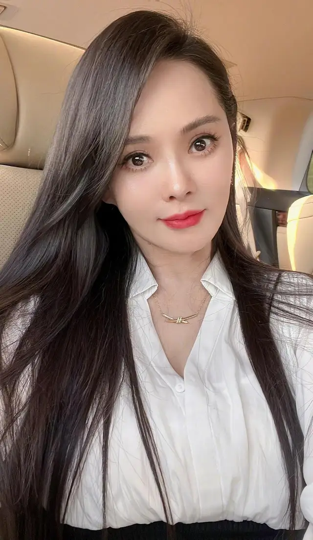 Annie Yi | Scrolller