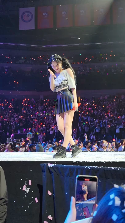 220227 Chaeyoung playing around with the crowd | Scrolller