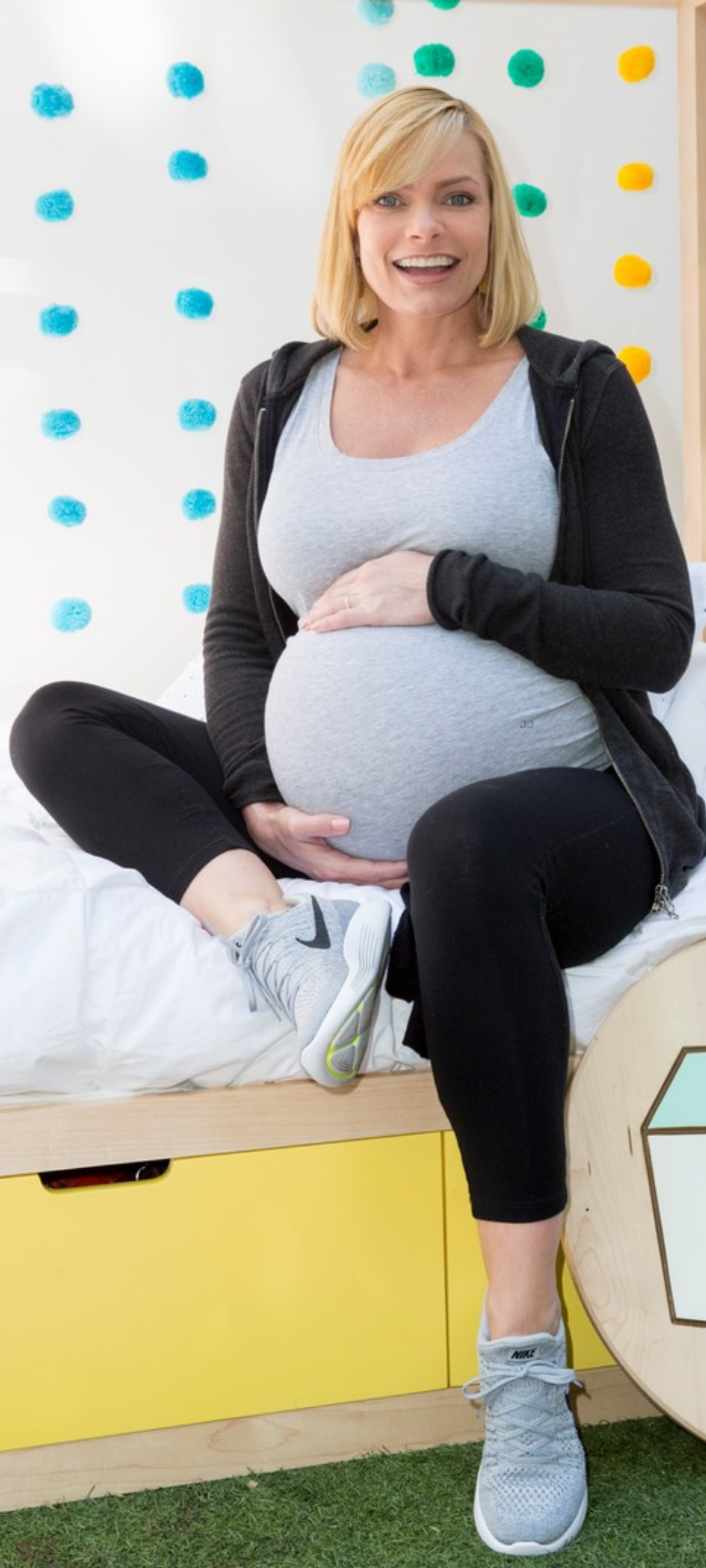 Jaime Pressly cute pregnant belly | Scrolller