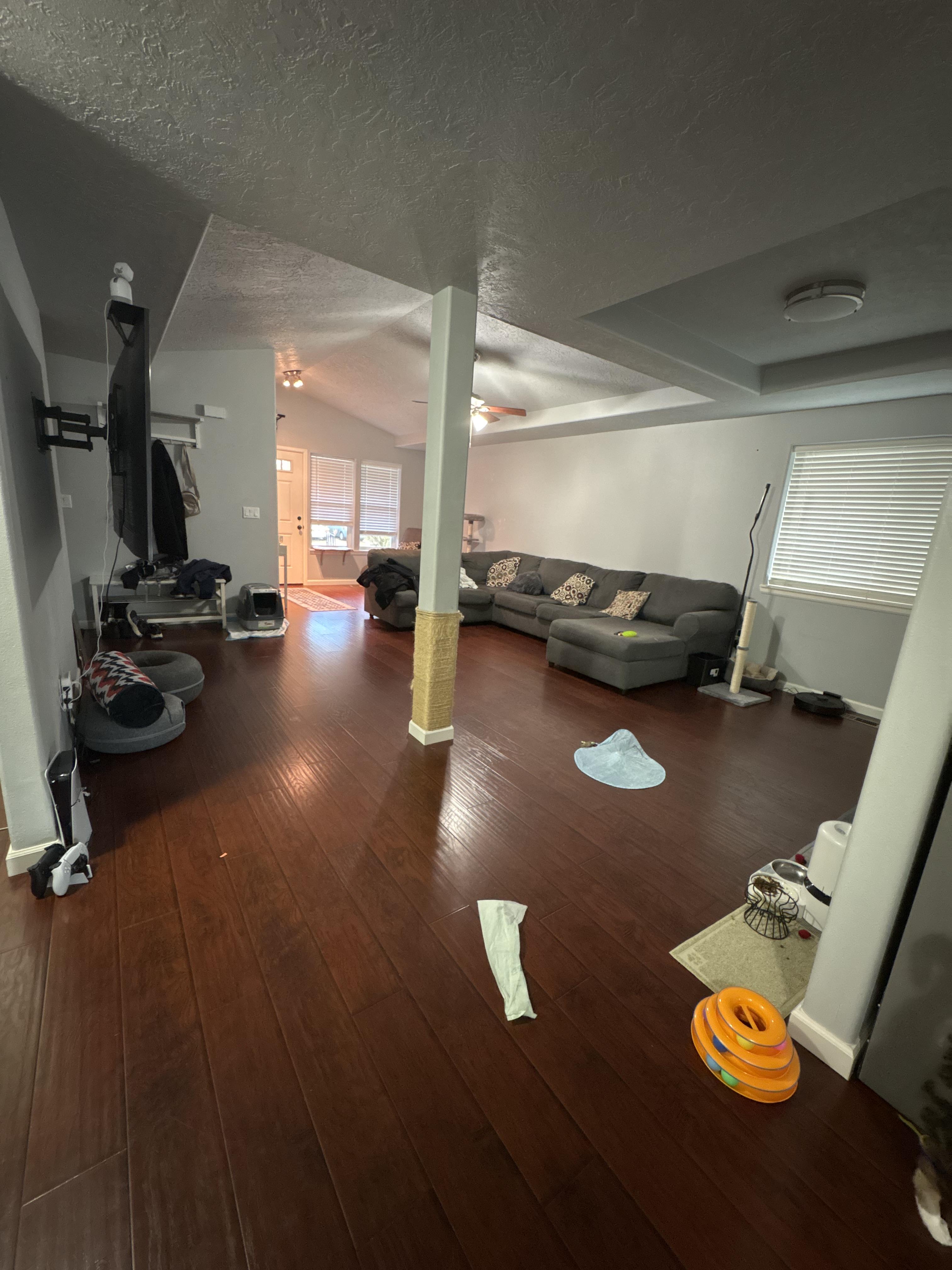 Help with awkward layout design | Scrolller