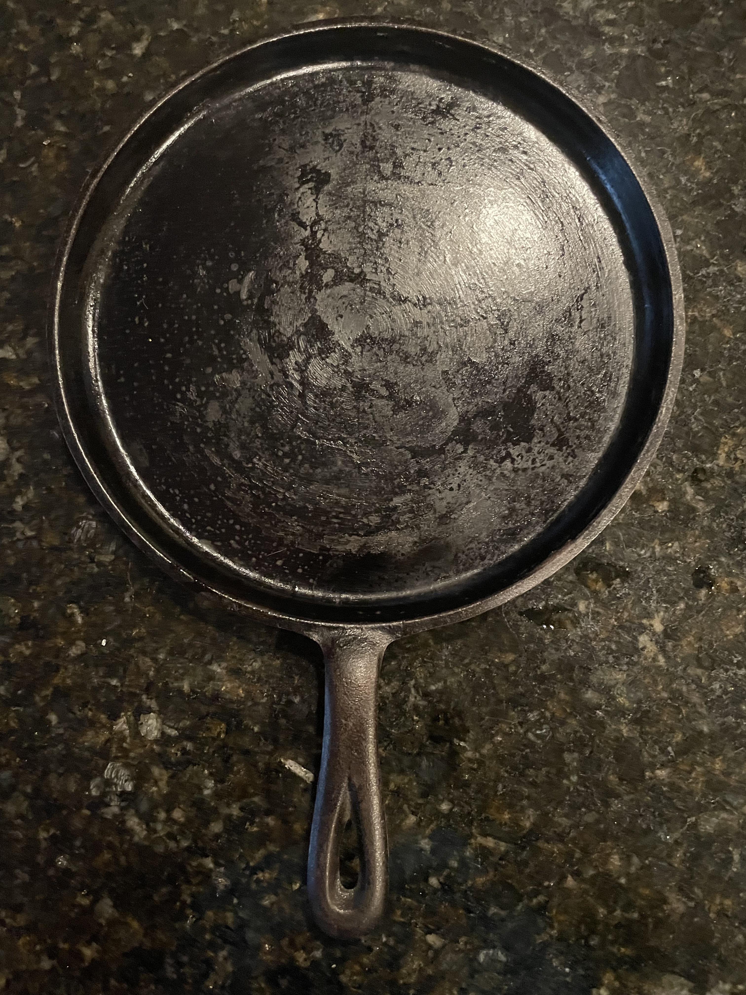 Identification help needed. Unmarked #5 skillet and #7 griddle. Thanks! | Scrolller