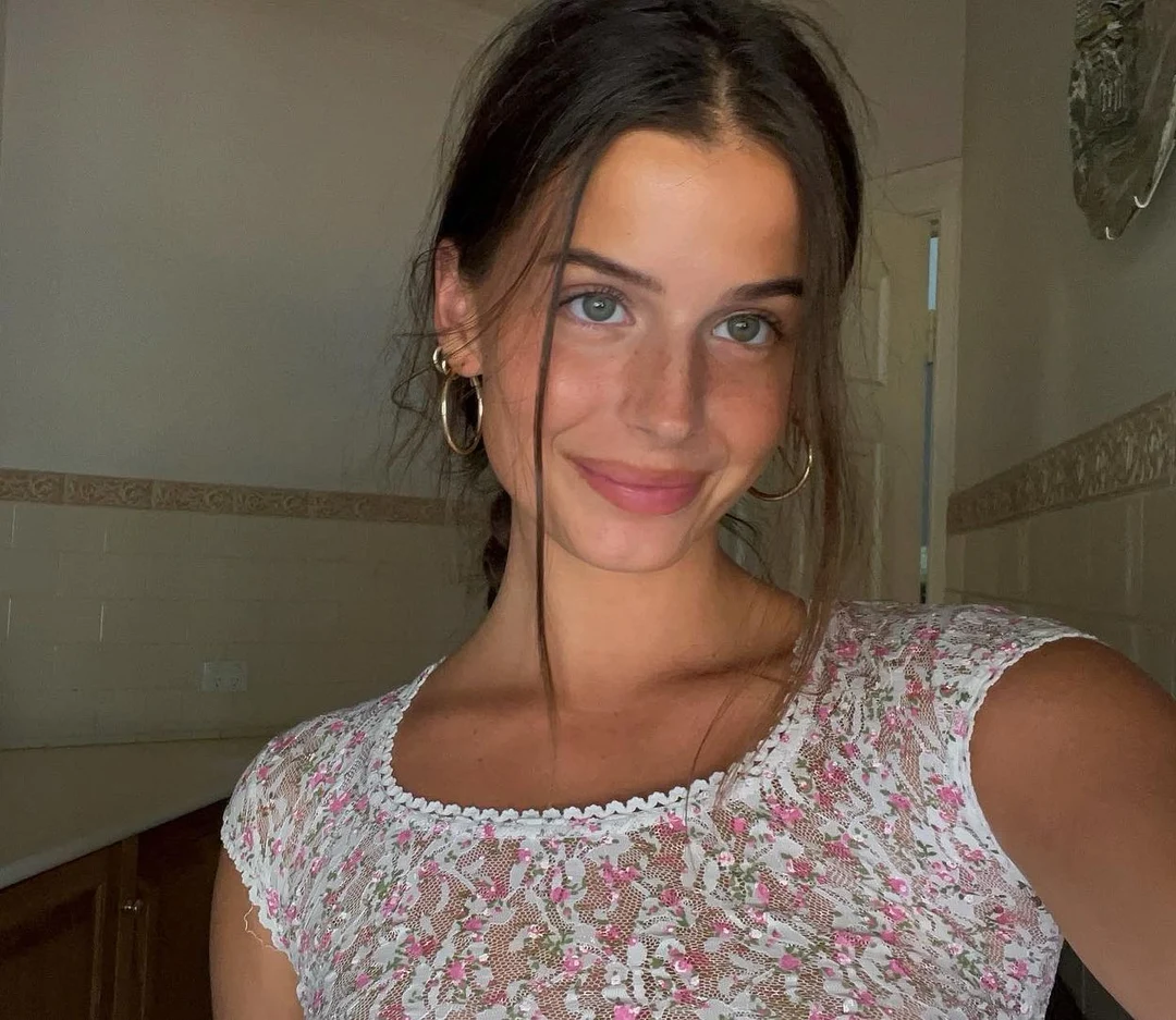 Stunning Brunette | Scrolller