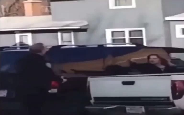 Karen, use he force | Scrolller