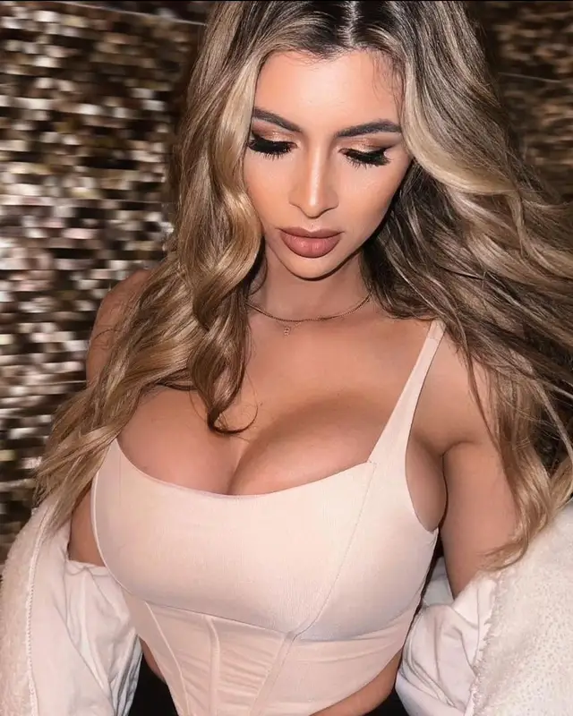 Britty Ana | Scrolller