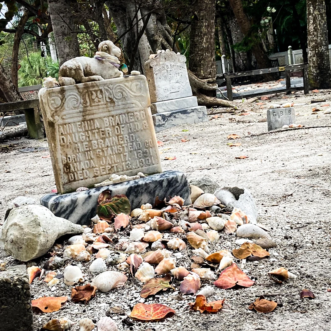 Captiva Cemetery | Scrolller
