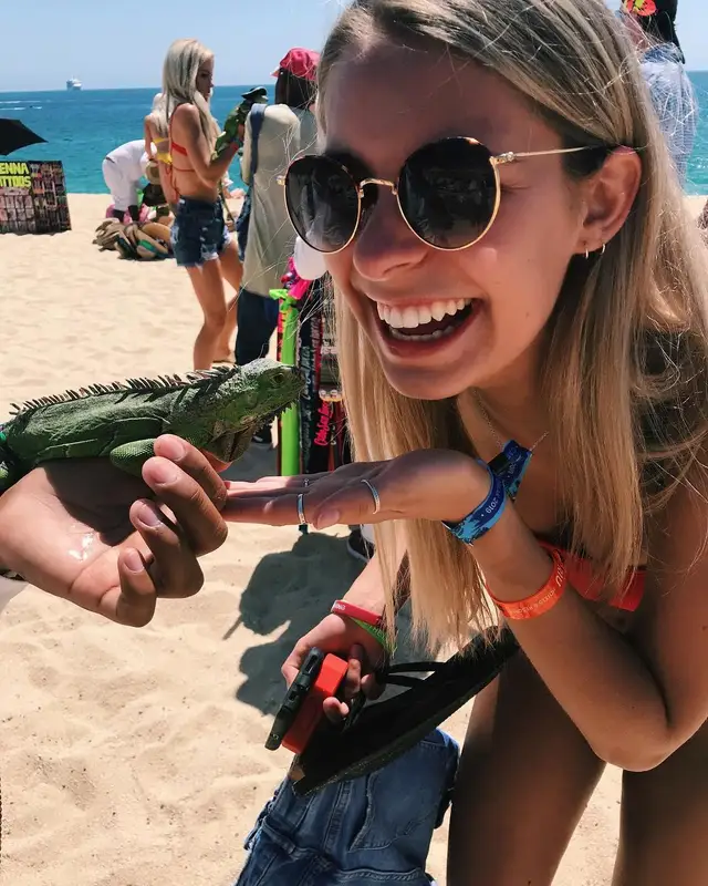 Kiss From An Iguana | Scrolller