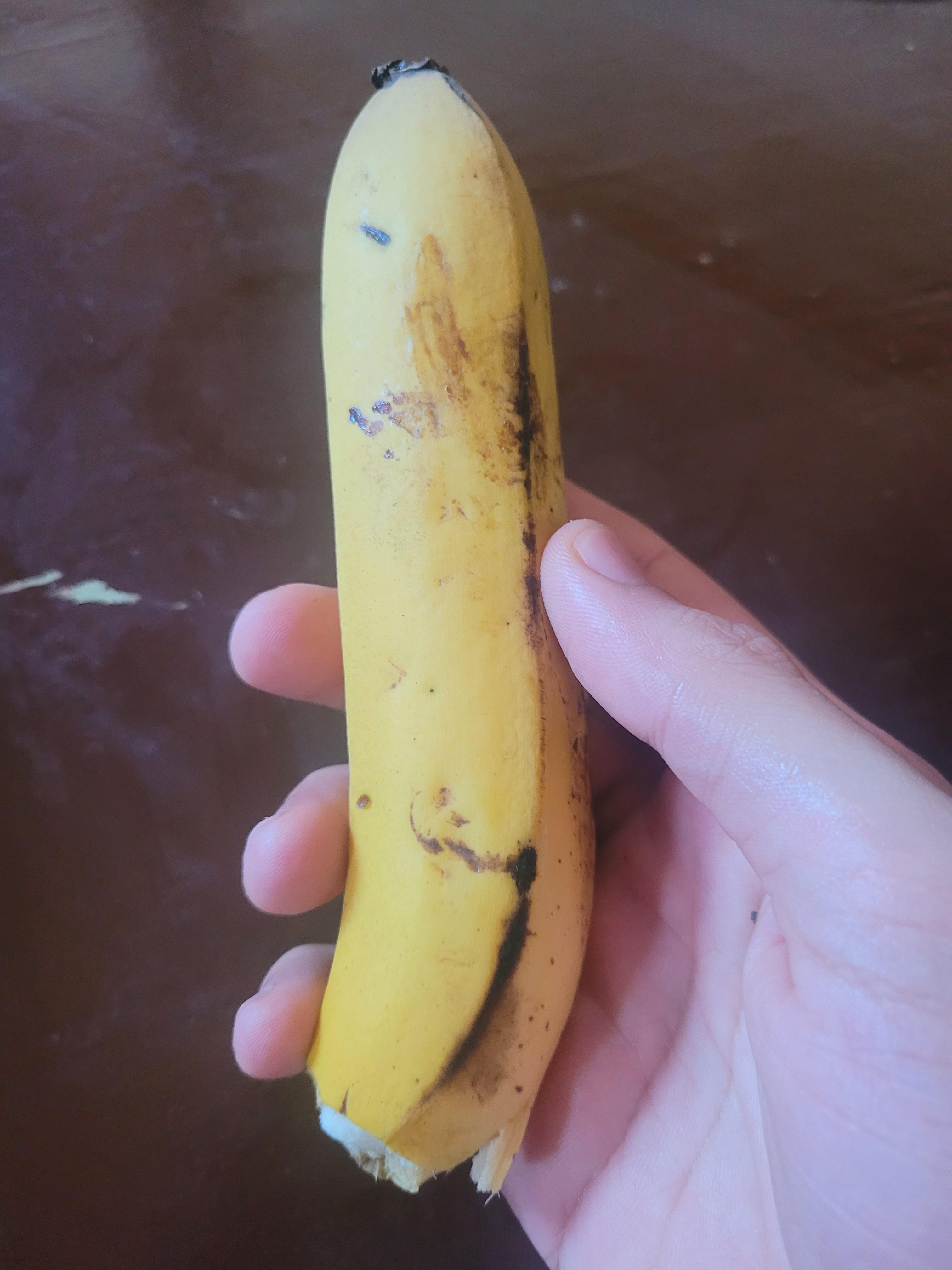 Weirdly straight banana | Scrolller