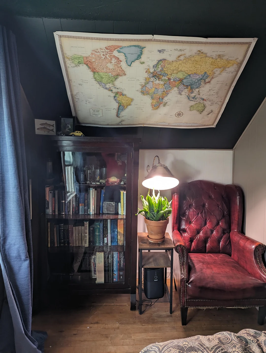 Little book nook in our bedroom. | Scrolller