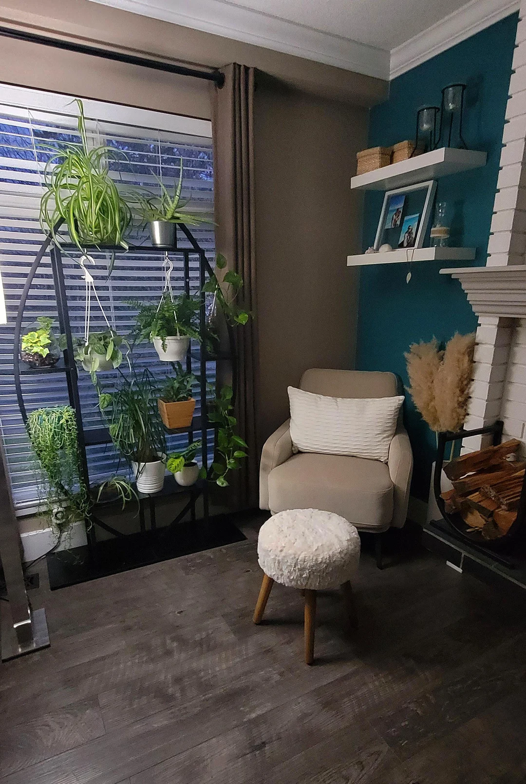 My cozy reading corner. | Scrolller