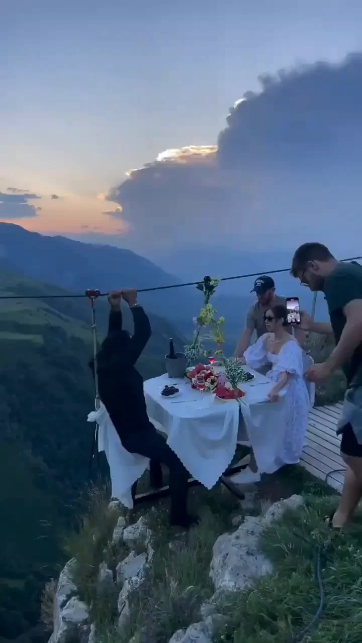 Mid-air dining experience | Scrolller