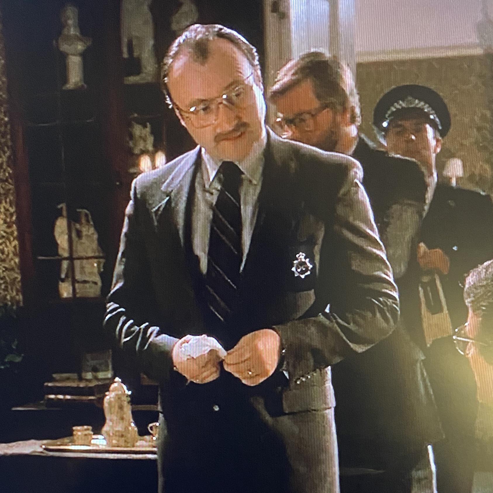 There’s something familiar about this police inspector in ‘Hook’ | Scrolller