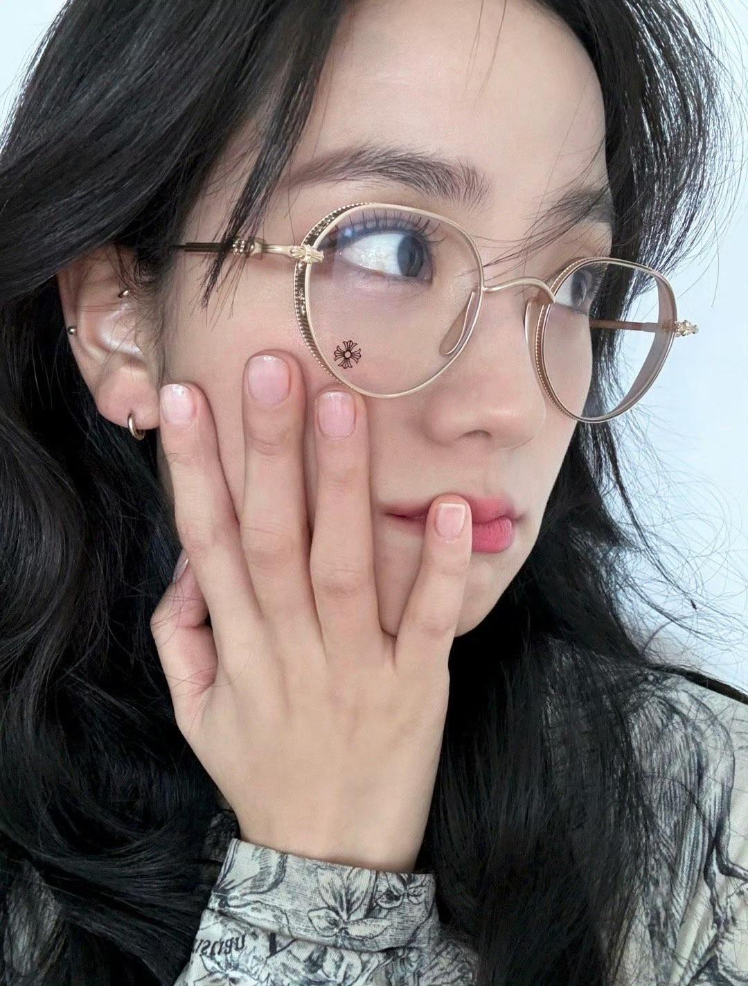 240326 Jisoo | Scrolller