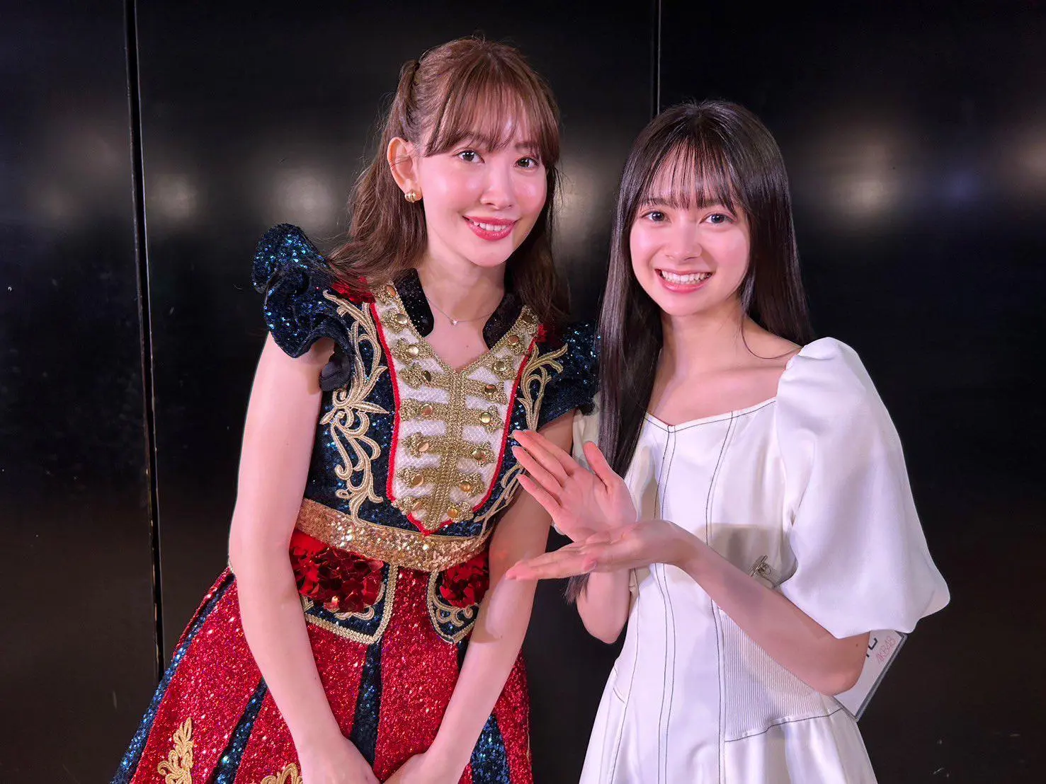 AKB48's Itomomo took a picture with Kojiharu when she was at the ...