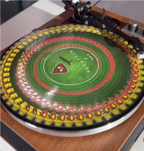 An animated vinyl | Scrolller