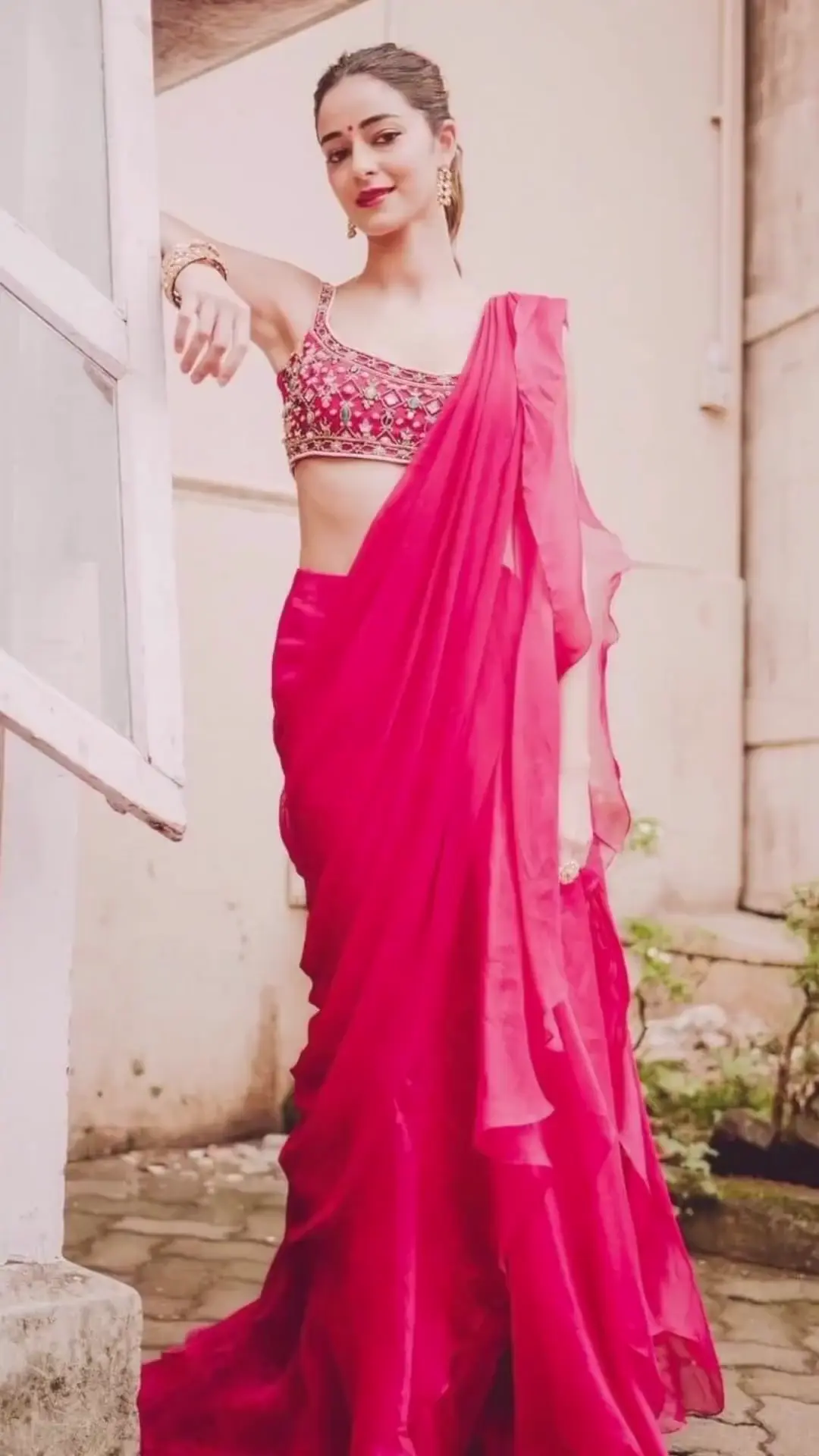 Ananya Pandey Scrolller