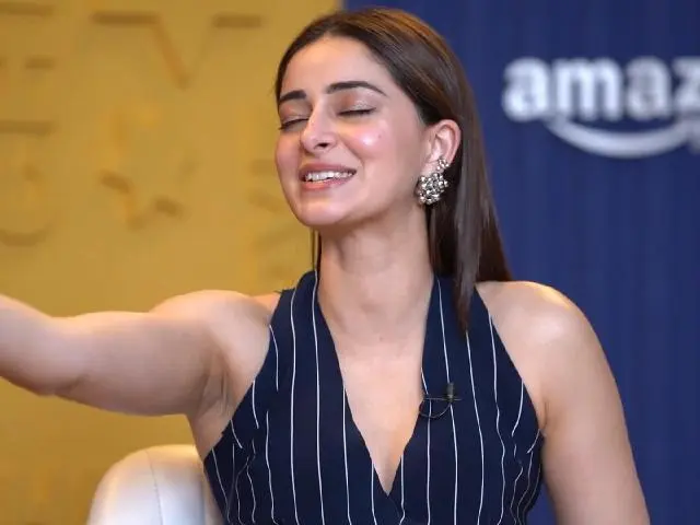 Ananya Pandey Scrolller
