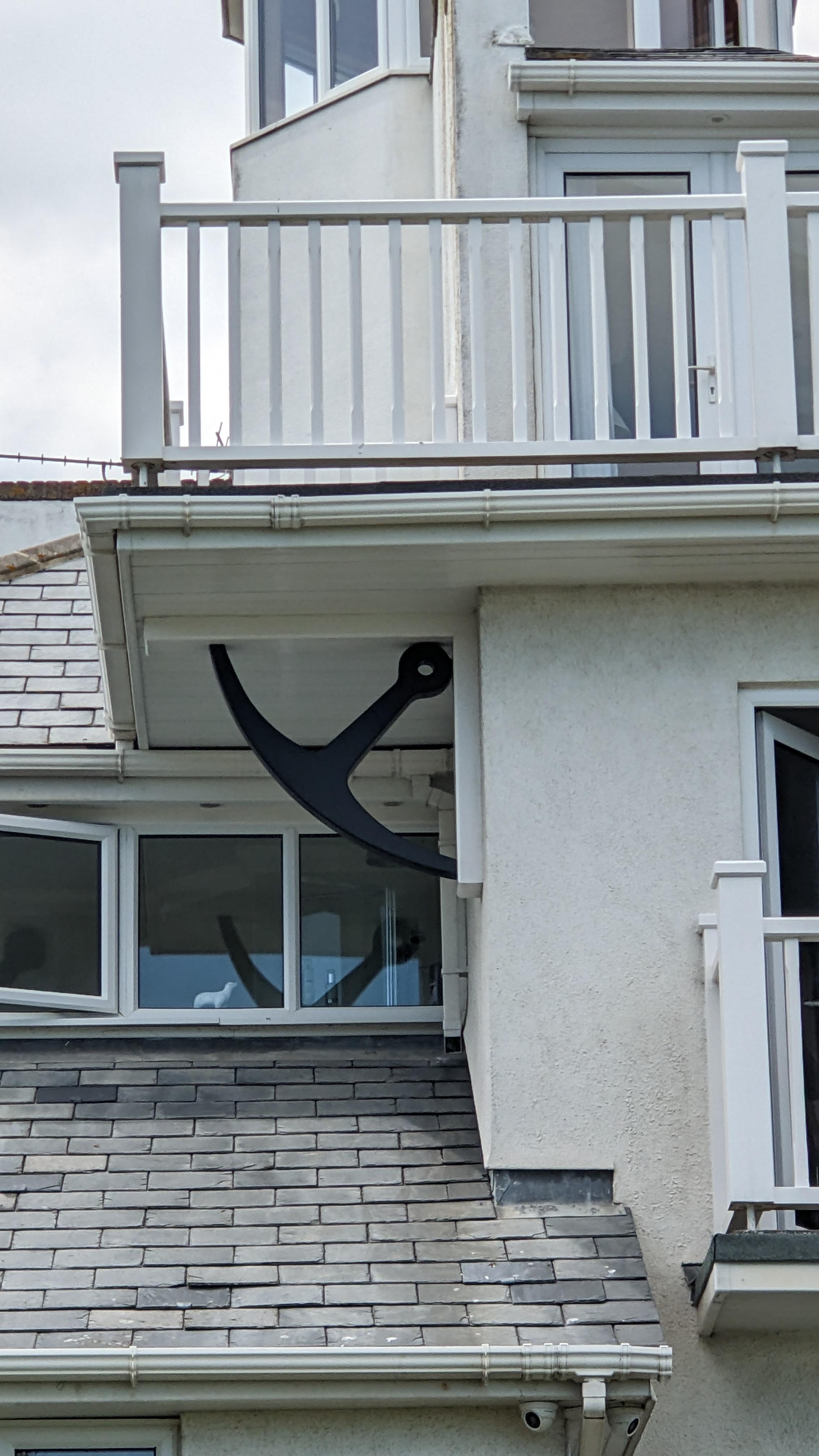 Anchor-shaped support | Scrolller