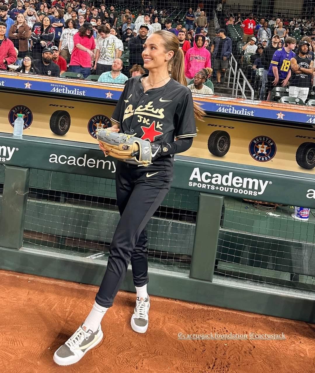 Man I love a girl in uniform 😍 | Scrolller