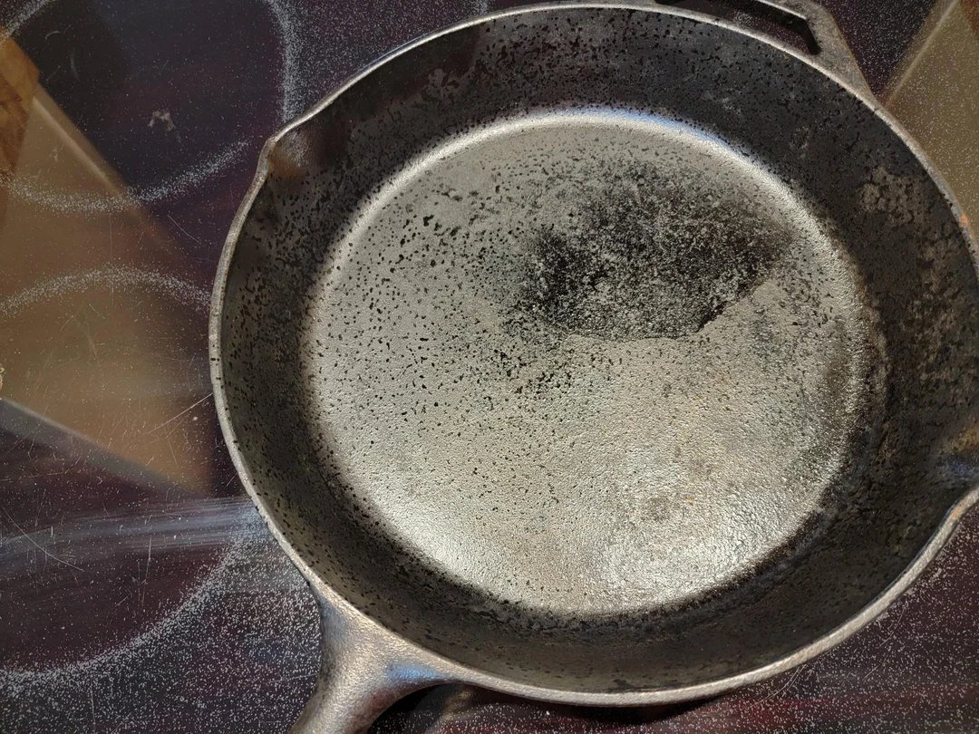 Cast Iron pan turned spotty after seasoning | Scrolller