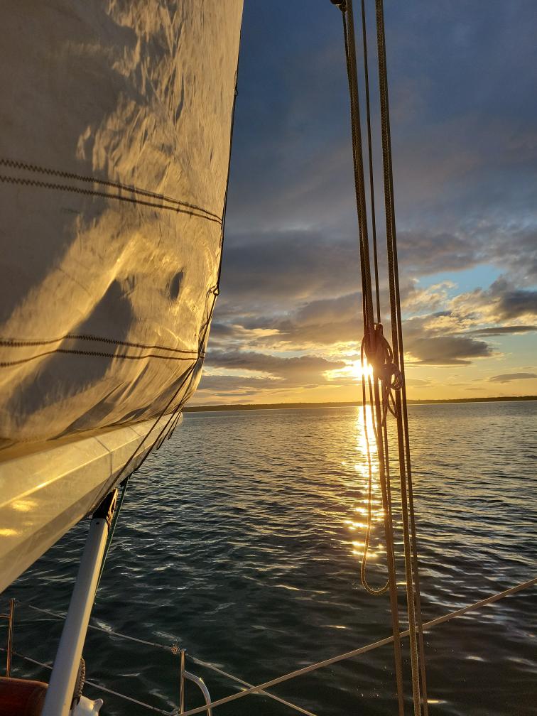 Sunset sail | Scrolller