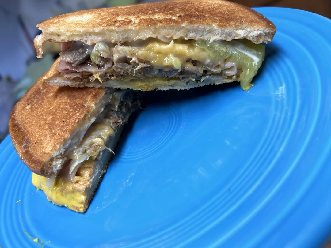 Lil Cubano lunch action | Scrolller