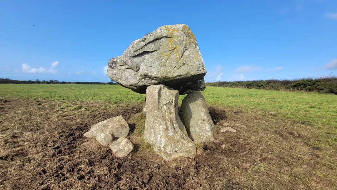 Llech Y Drybedd- the Tripod Stone, neolithic cromlech in Wales | Scrolller