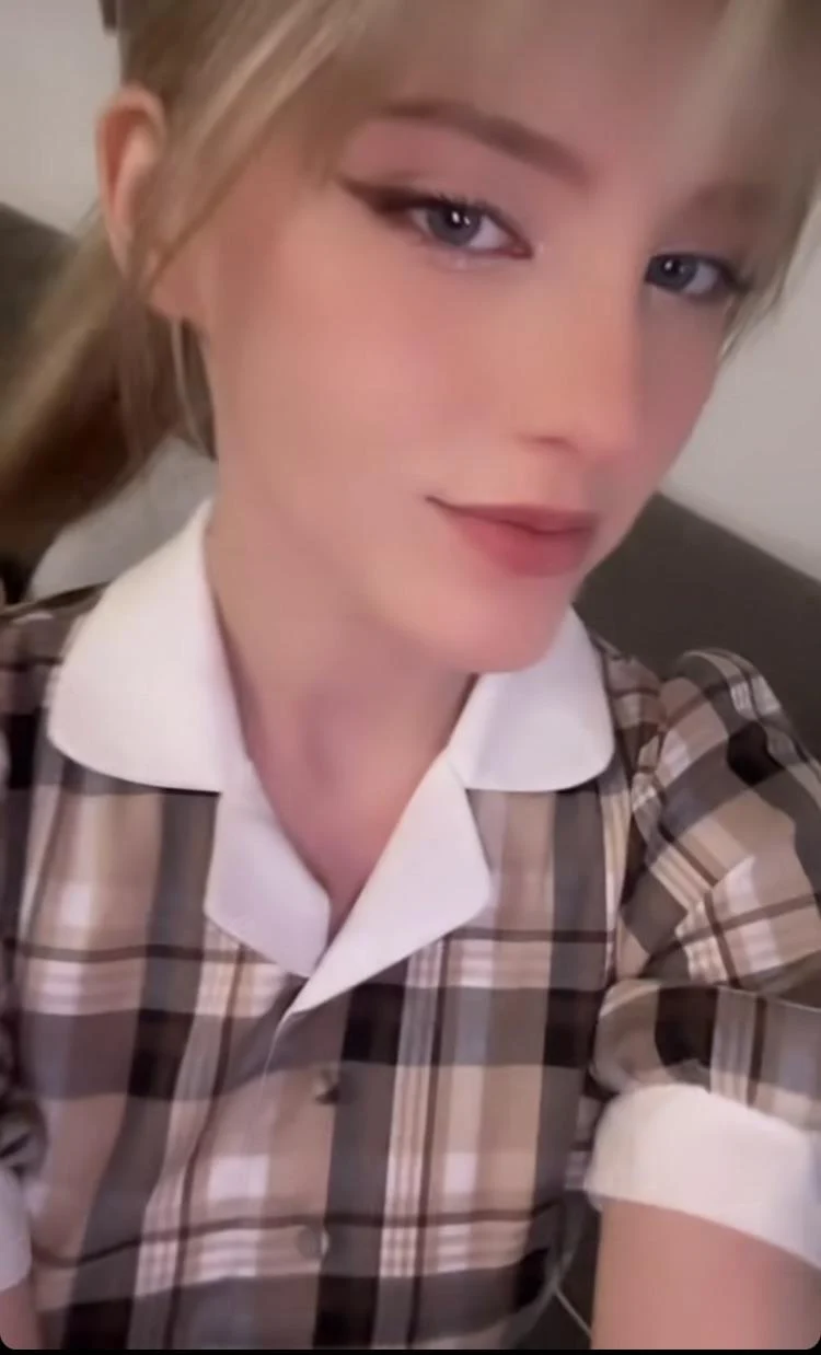 Melody Marks | Scrolller