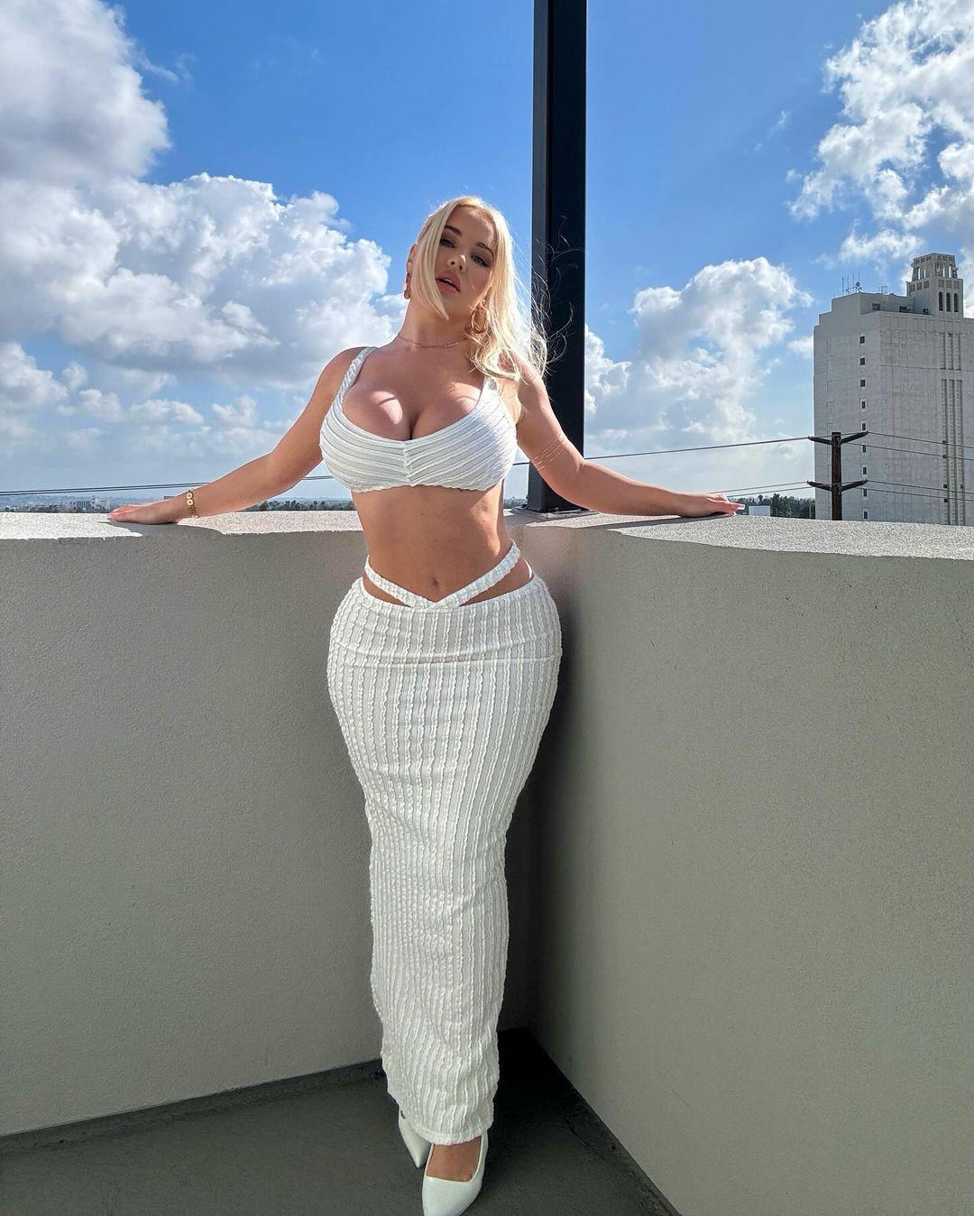 Savannah Bond | Scrolller