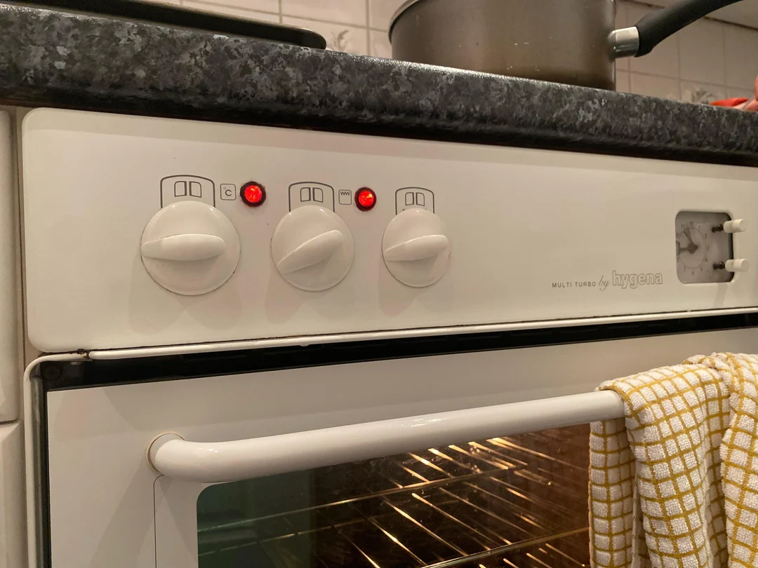 How tf do I use this oven and what do the buttons indicate why is there no temperature scale ...